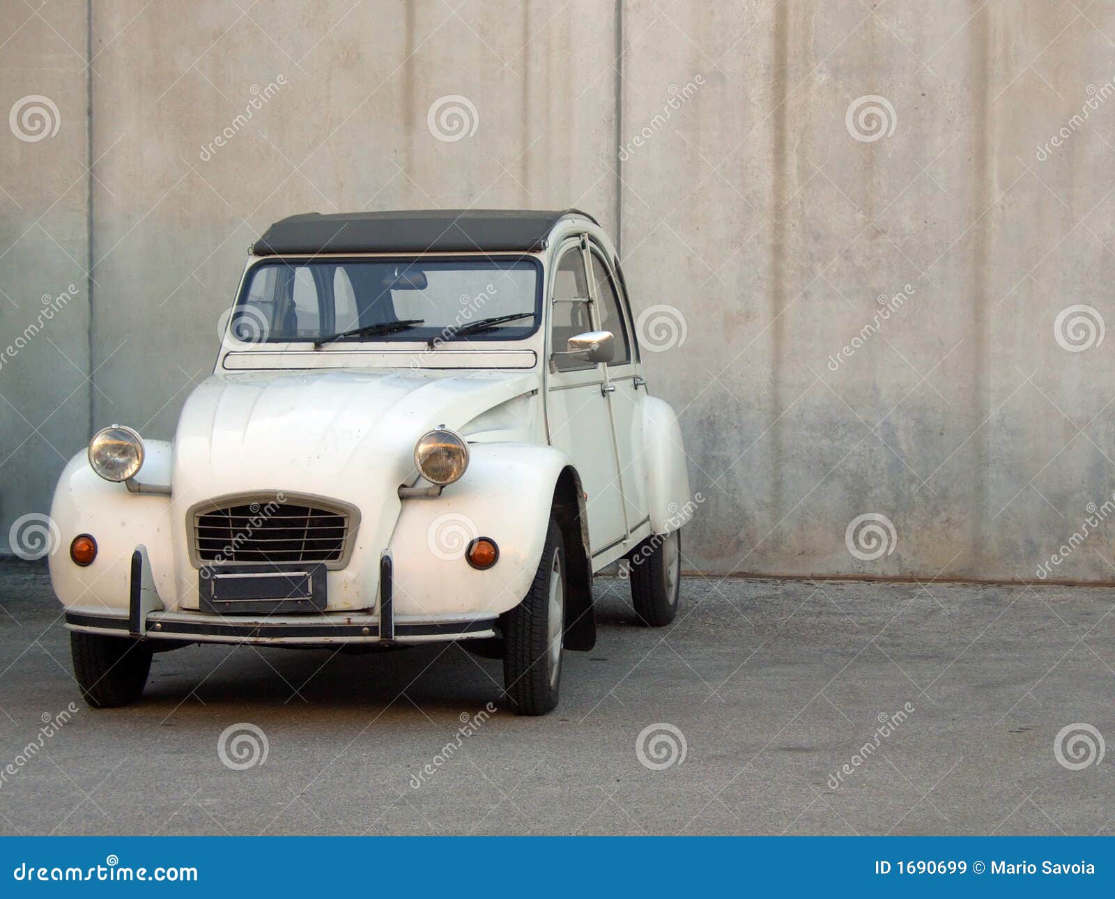 Beige Citroen 2cv stock image. Image of distinctive, tradition - 1690699