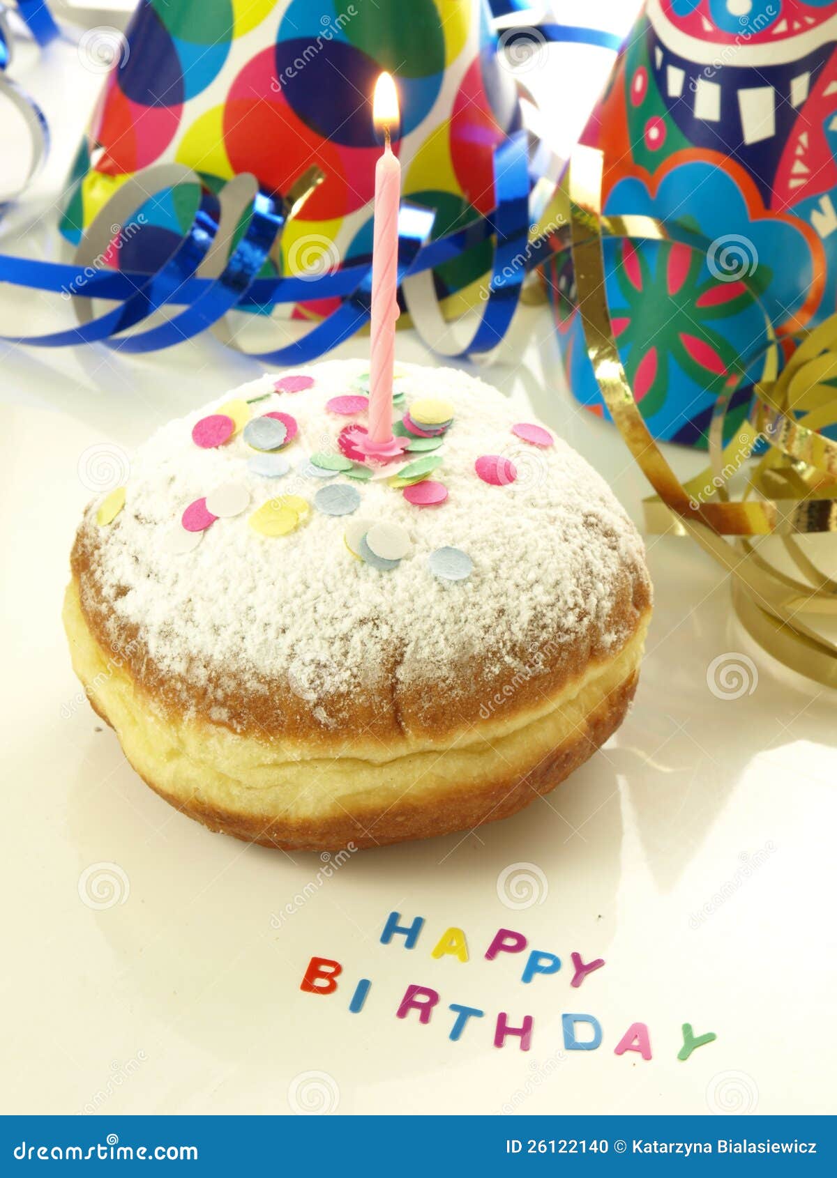 Beignet d'anniversaire photo stock. Image du enfant, papier - 26122140