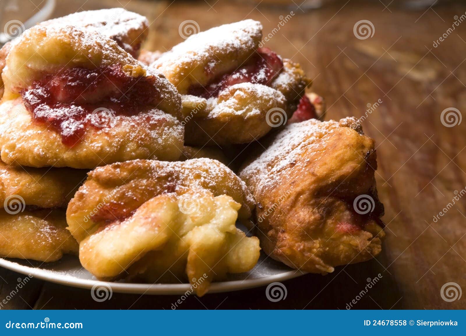 Beignets Doux Avec Le Marmelade Rose Photo stock - Image du mangez ...