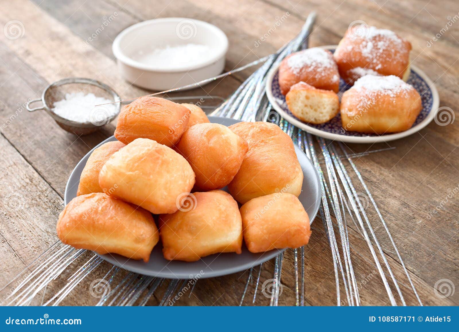 Beignets frits image stock. Image du levure, gonflé - 108587171