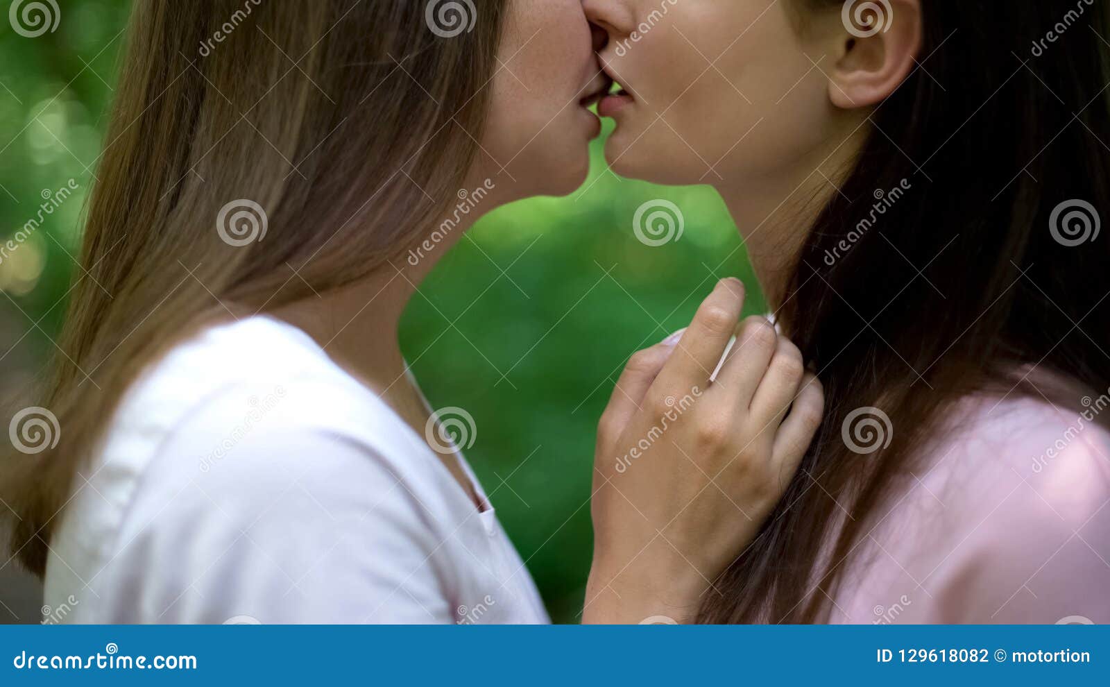 Beijo Afetuoso De Duas Lésbica Atrativas Primeiro Amor Close Up Secreto Da Reunião Foto De