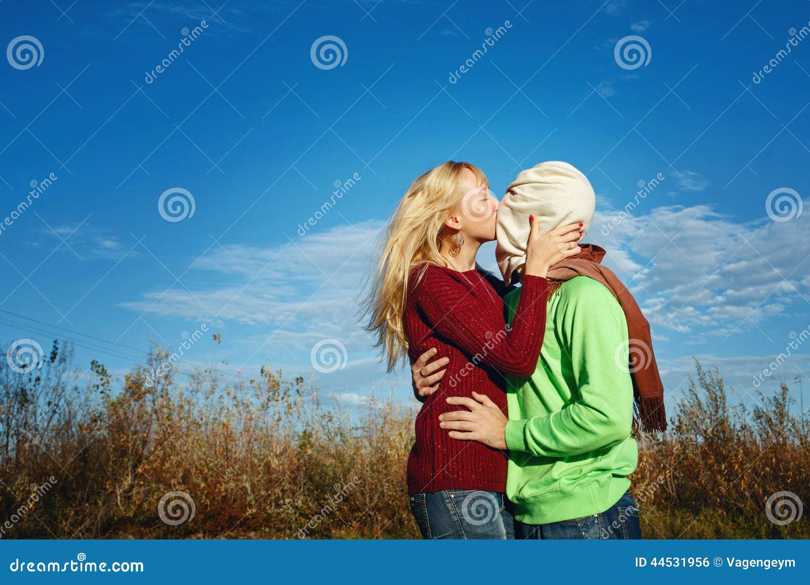 Beijo Apaixonado Na Natureza Foto de Stock - Imagem de junto, retrato ...