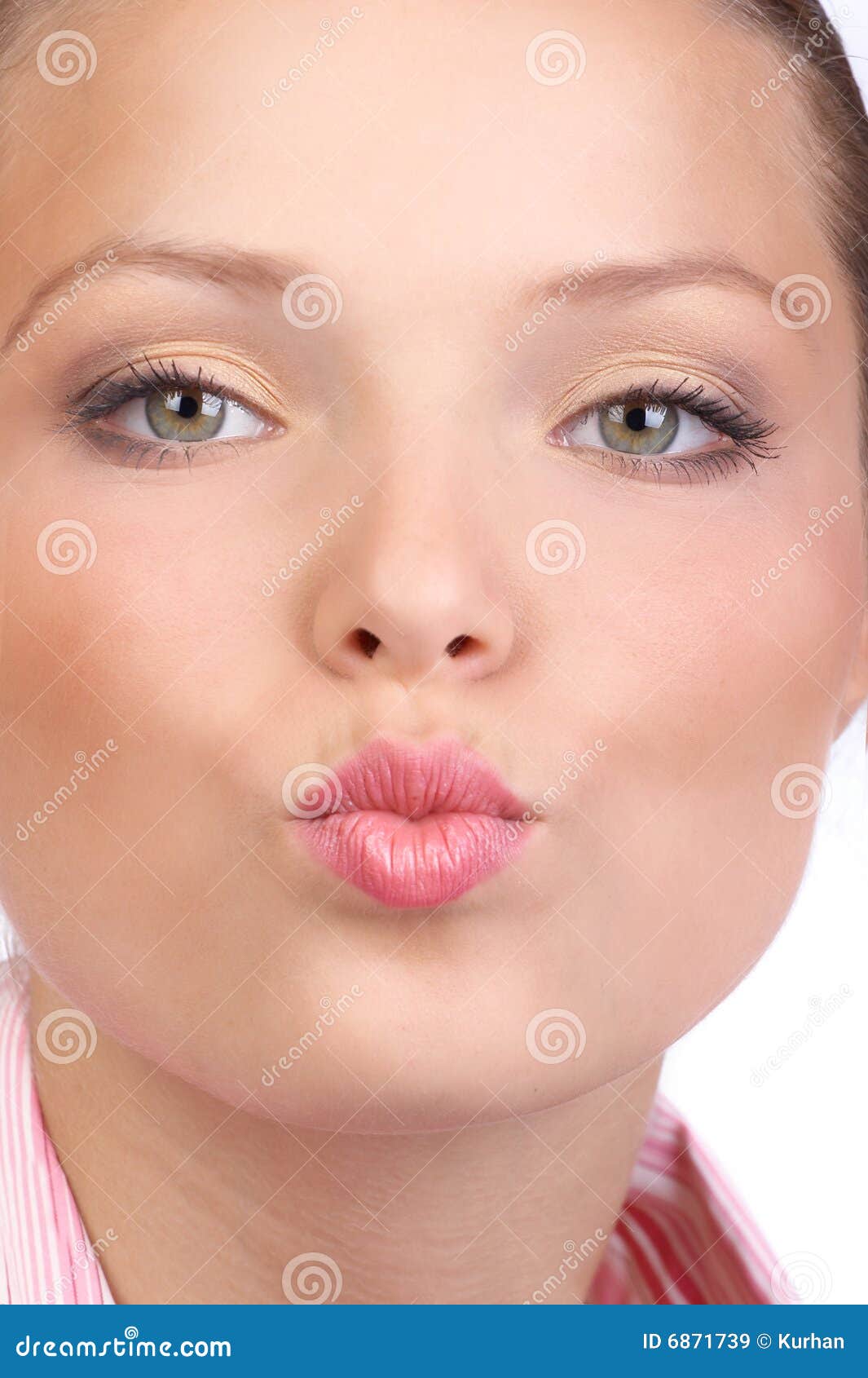 Beijo da mulher imagem de stock. Imagem de fundo, olhar - 6871739