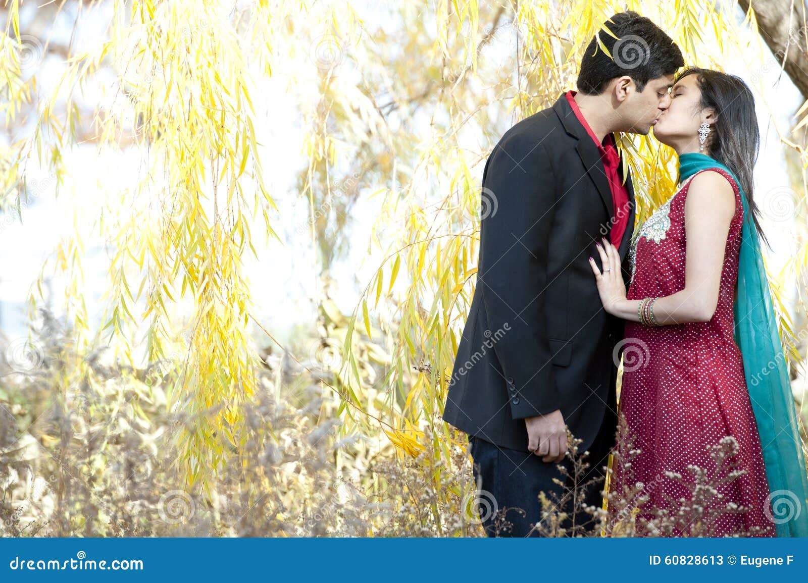 Beijo Indiano Novo Dos Pares Imagem de Stock - Imagem de nave, amor ...