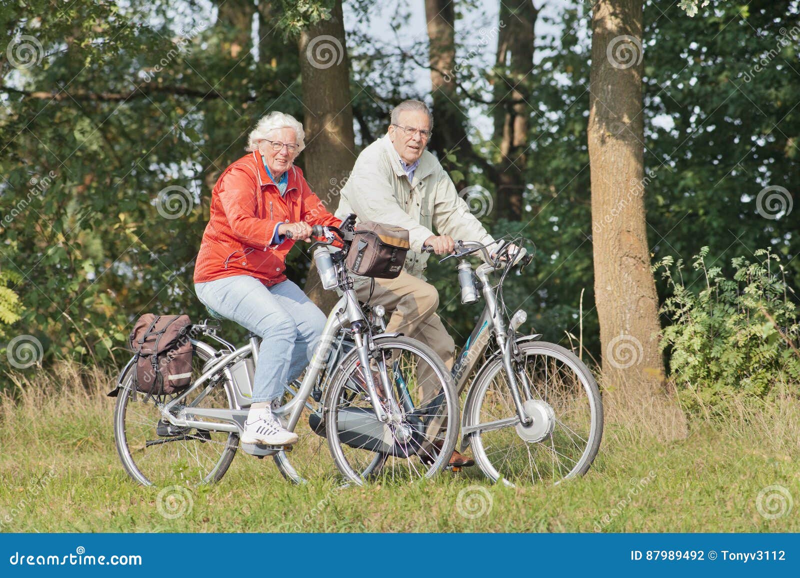 Bejaard Paar Op E-fietsen, Tilburg, Nederland Redactionele Fotografie ...