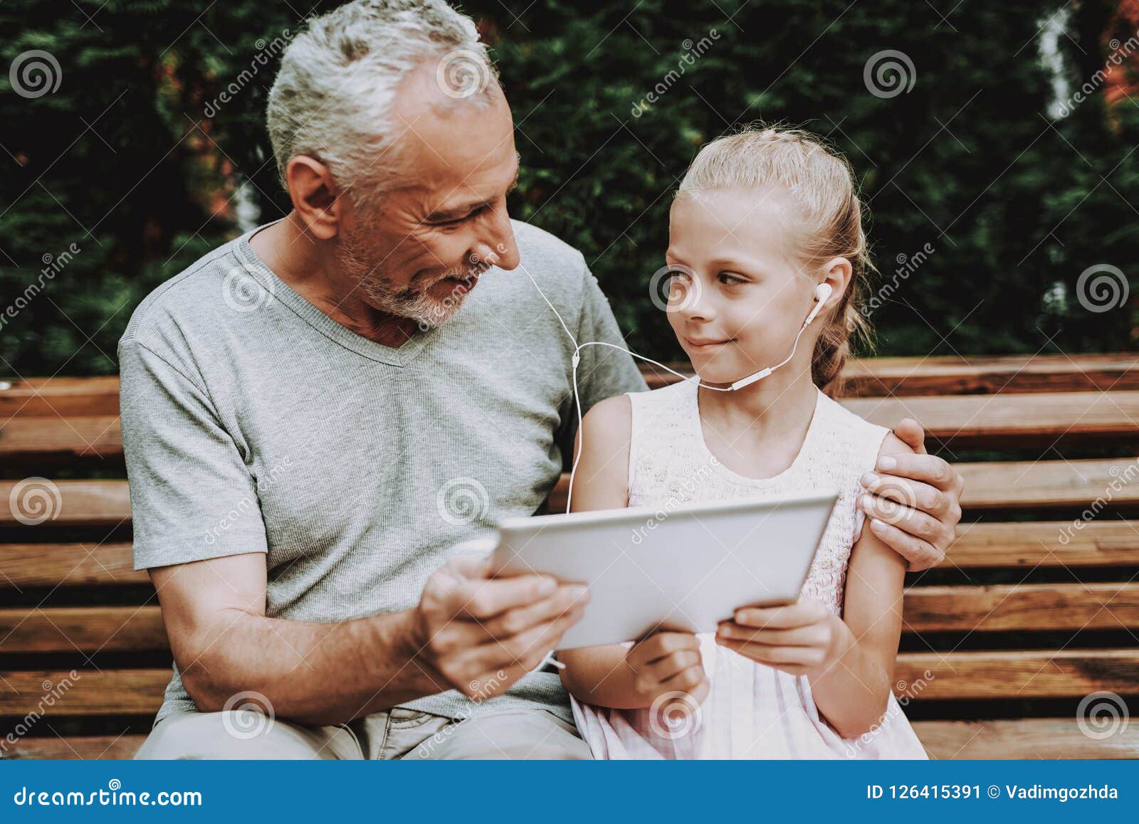 Bejaard Rietboek Met Jong Meisje Man En Vrouw Stock Afbeelding - Image ... Bejaard Rietboek Met Jong Meisje Man En Vrouw Stock Afbeelding - Image ...