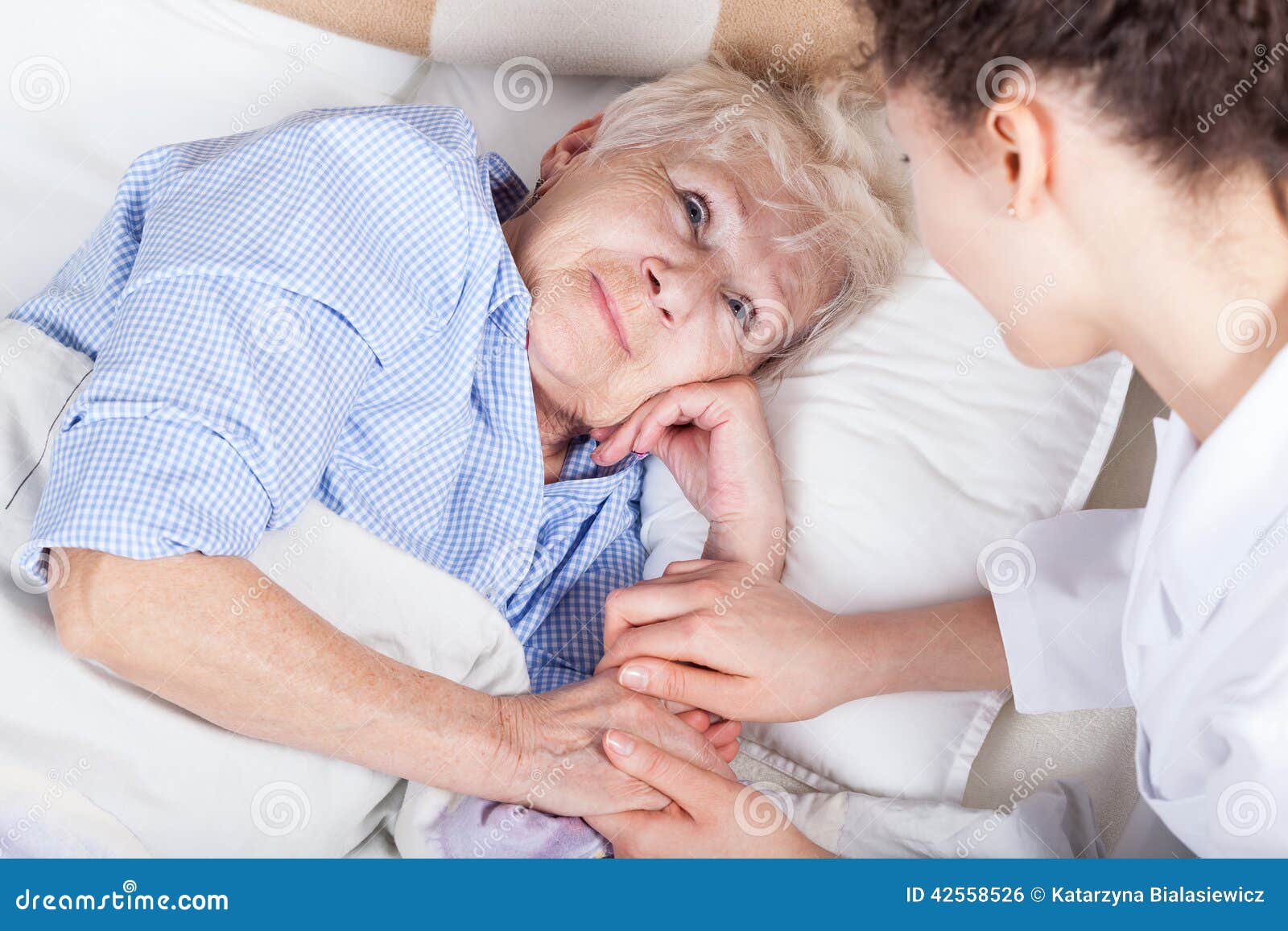 Bejaarde in bed stock foto. Image of teruggetrokken, moeder - 42558526