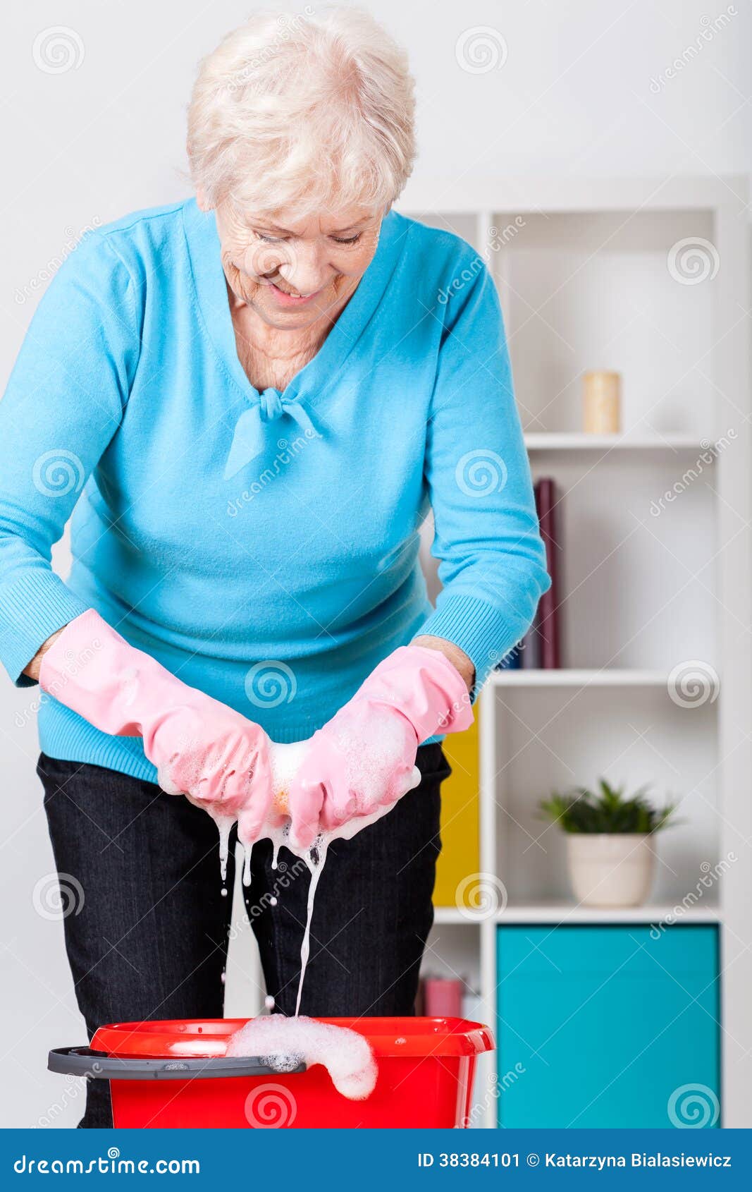 Bejaarde Dame Het Wringen Zich Doek Stock Afbeelding - Image of persoon ...