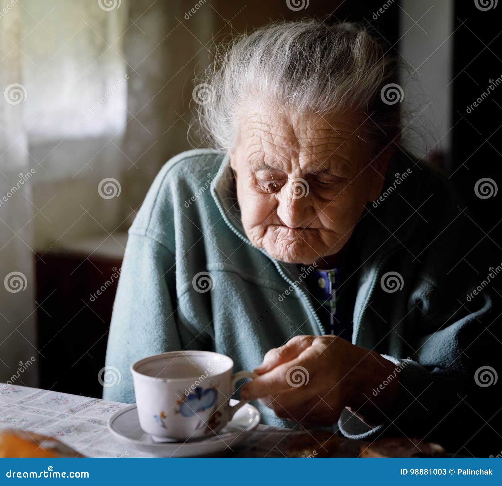 Bejaarde eenzame vrouw stock afbeelding. Image of koffie - 98881003