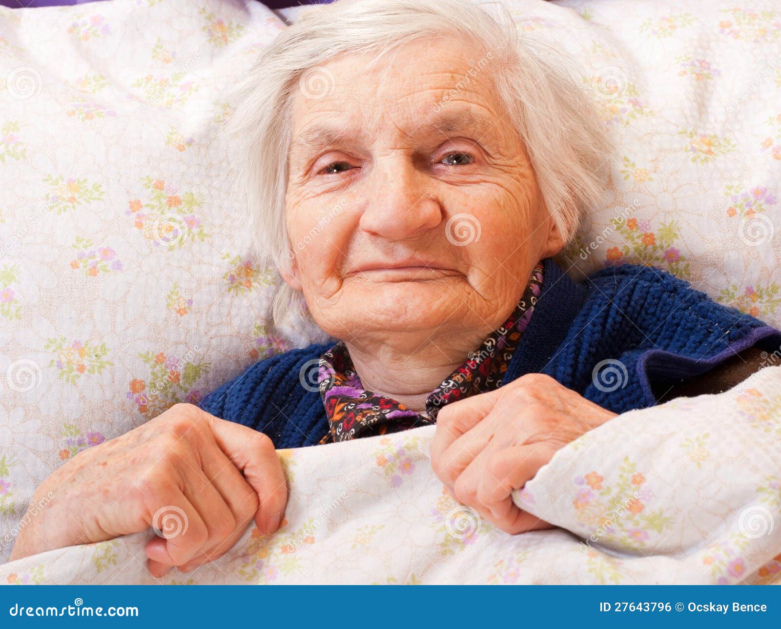 Bejaarde Eenzame Vrouwenrust in Het Bed Stock Foto - Image of gelukkig ...