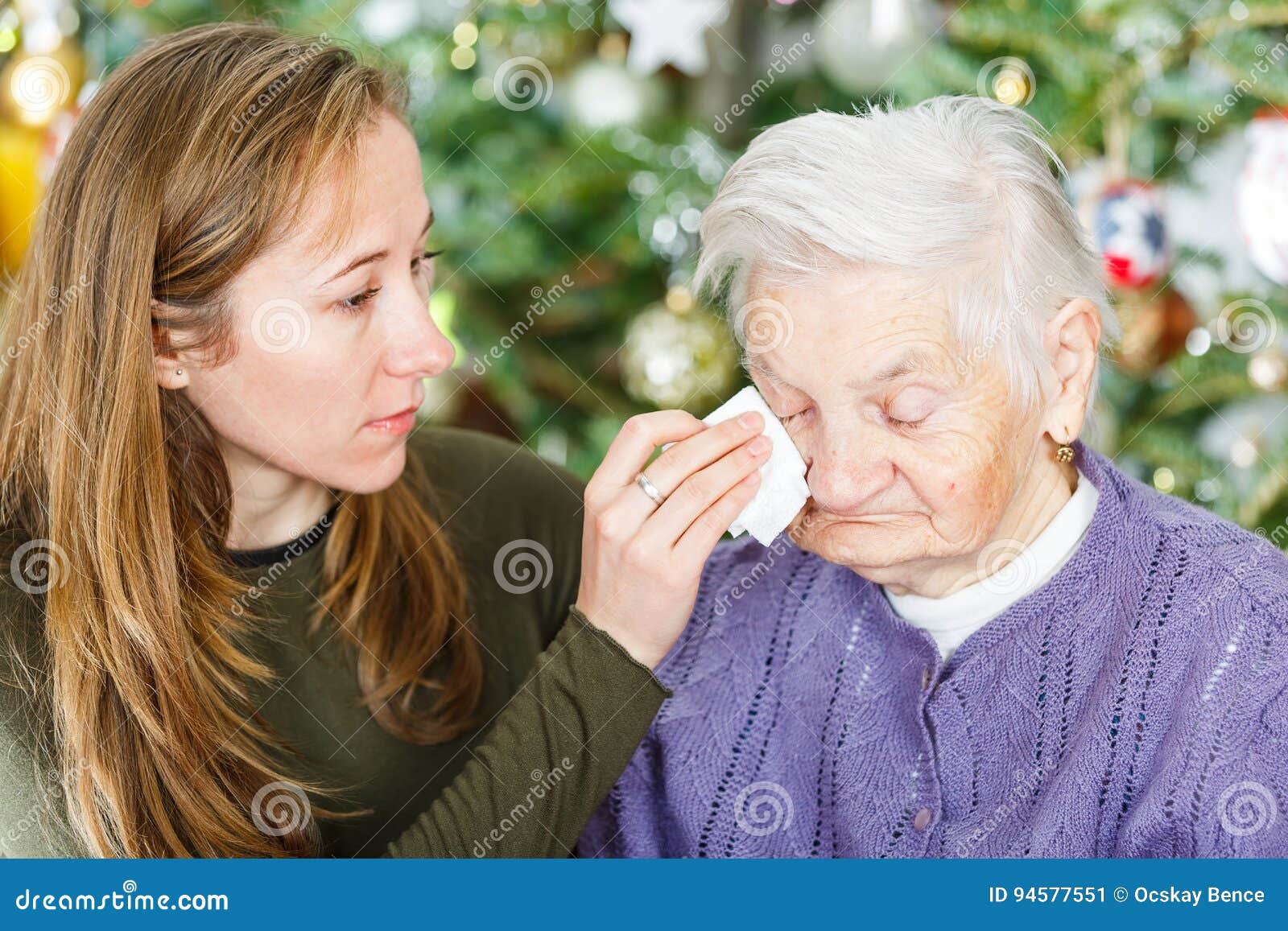 Bejaarde En Jonge Werker Uit De Hulpverlening Stock Afbeelding - Image ...