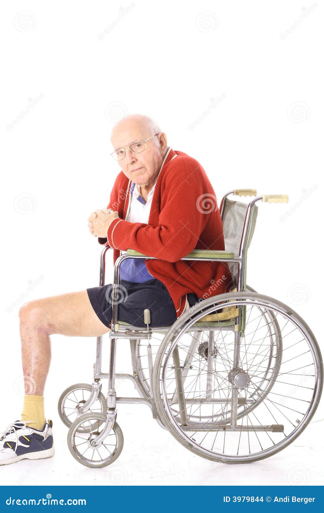 Bejaarde Gehandicapte Mens In Rolstoel Stock Foto Image Of Hulp