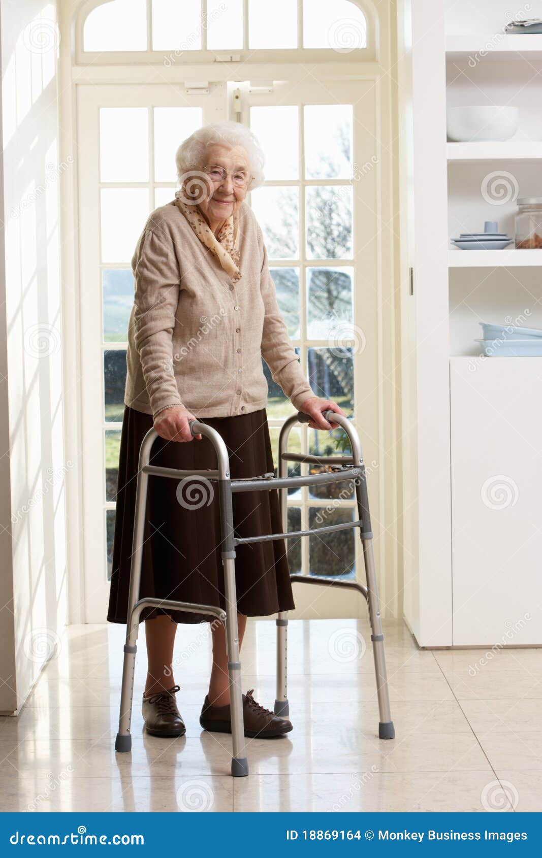 Bejaarde Hogere Vrouw Die Het Lopen Frame Gebruikt Stock Foto - Image ...