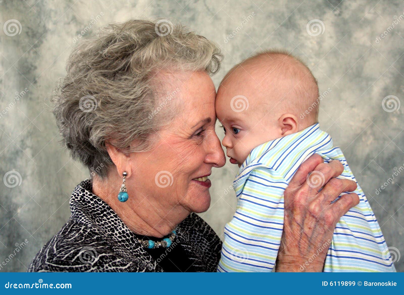 Bejaarde Oudste en Baby stock afbeelding. Image of oudste - 6119899