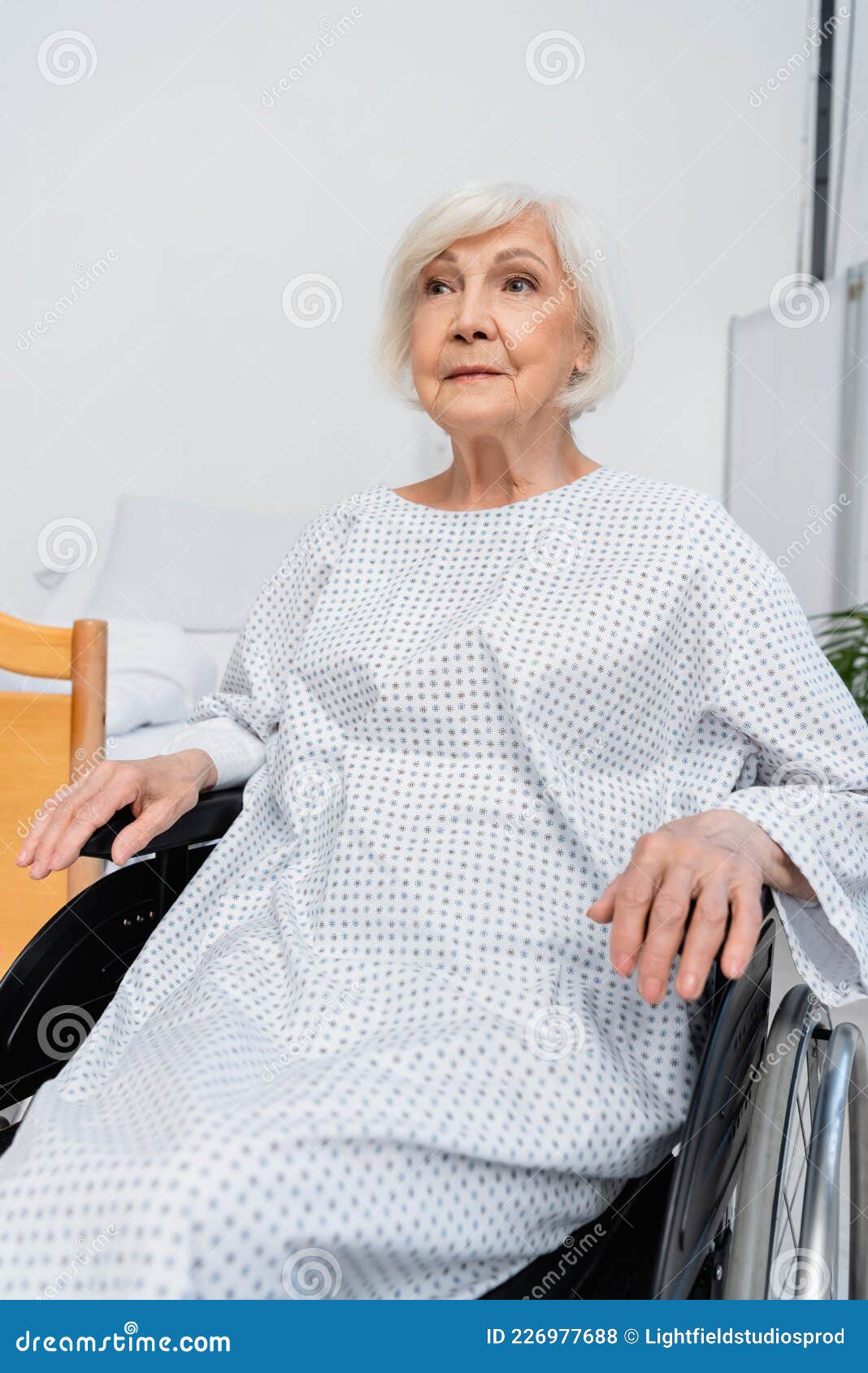 Bejaarde Patiënt Zit In Een Rolstoel Stock Foto Image Of Zieken