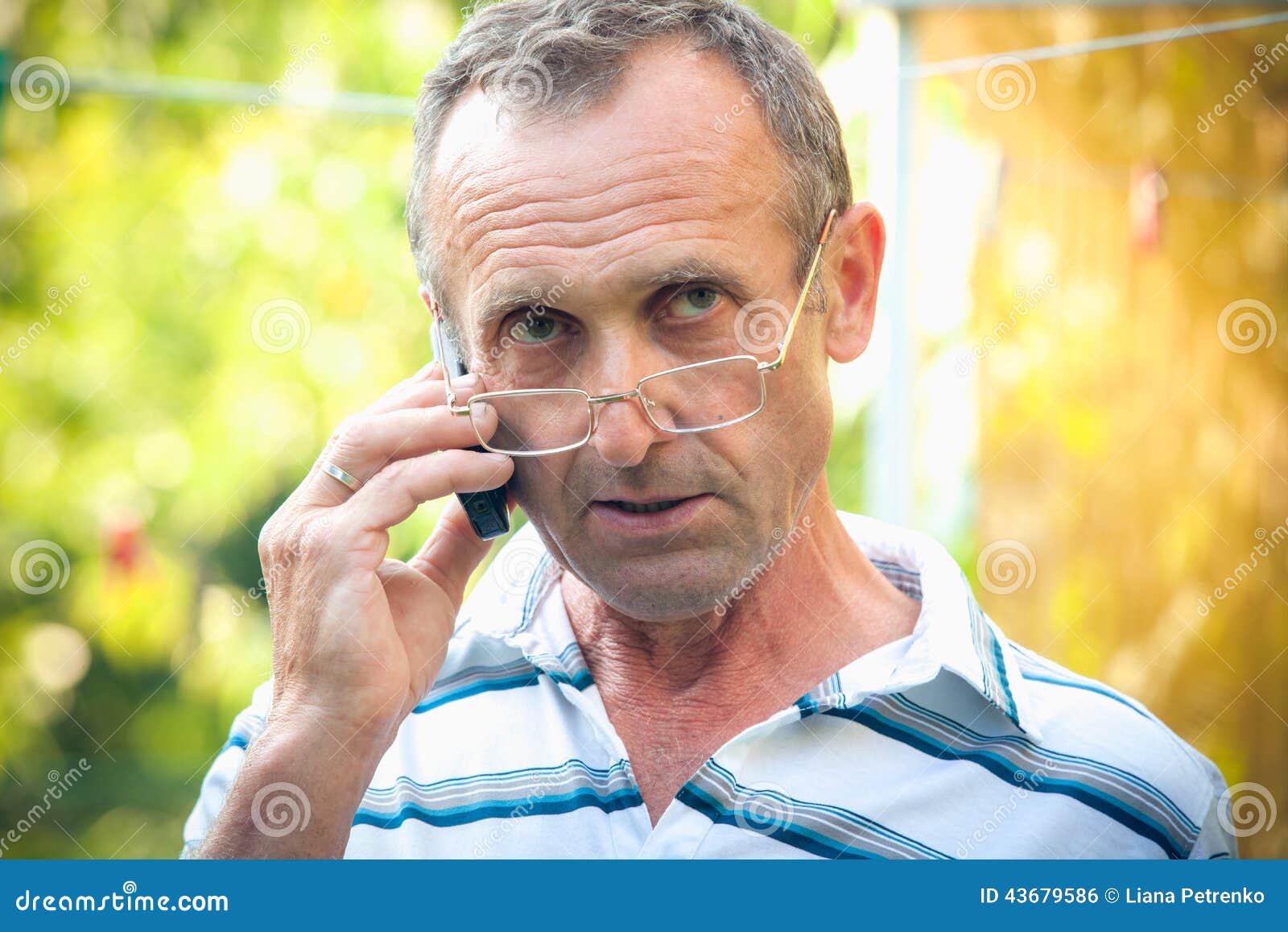 Bejaarde Persoon Met De Mobiele Telefoon Stock Foto - Image of ...