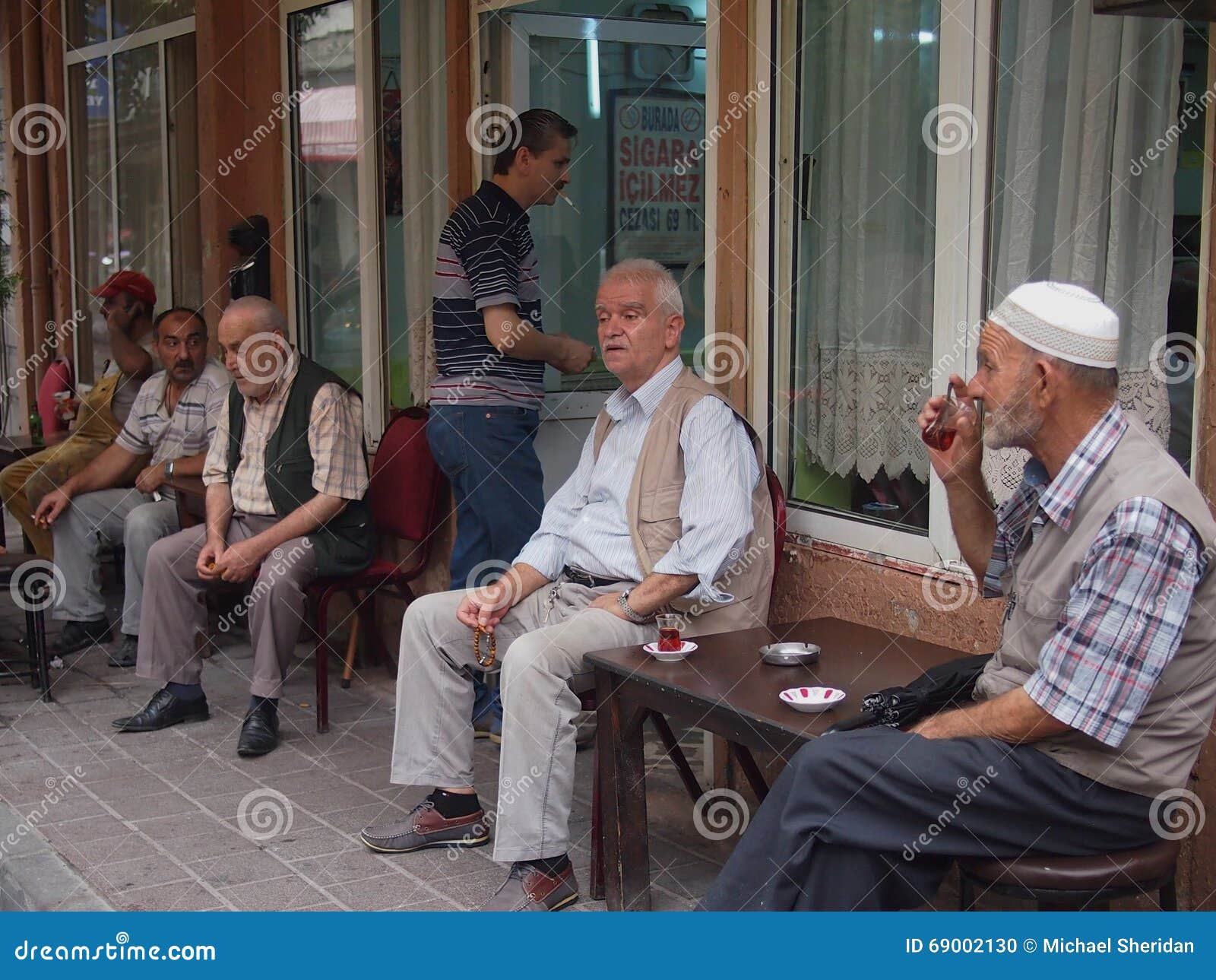 Bejaarde Turkse Mensen Die Thee Drinken Redactionele Afbeelding - Image ...