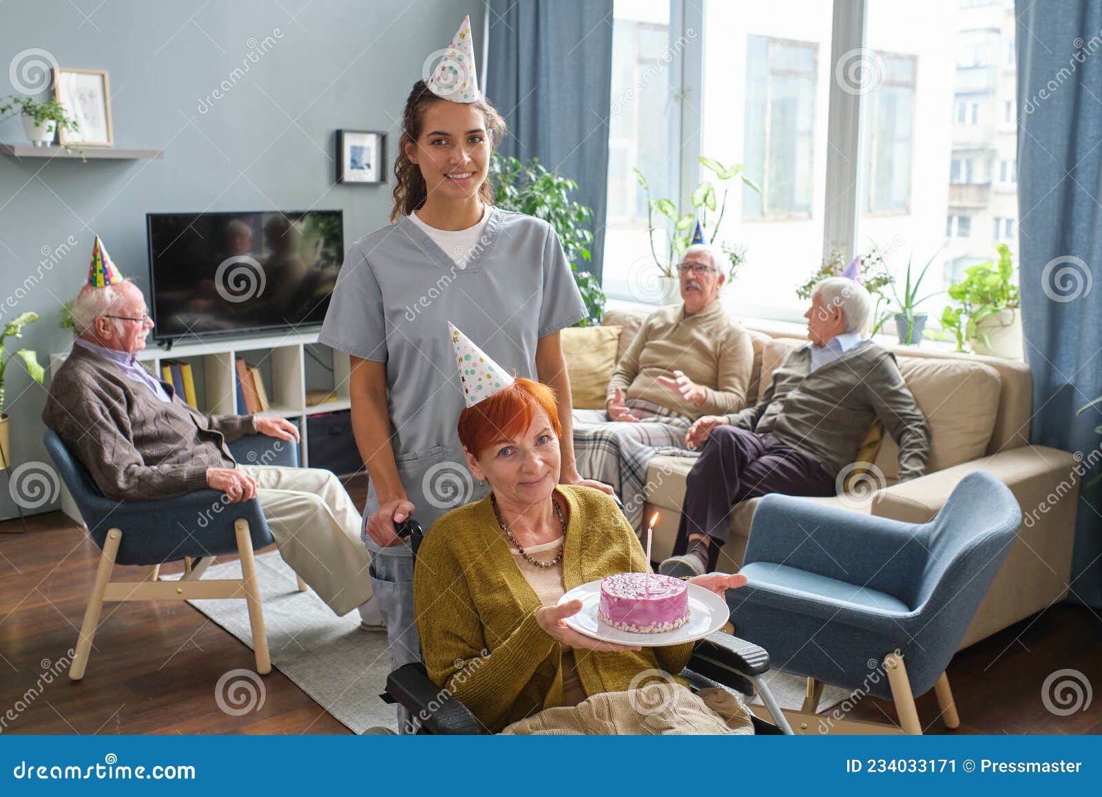 Bejaarde Verjaardag In Verpleeghuis Stock Afbeelding Image Of Pret