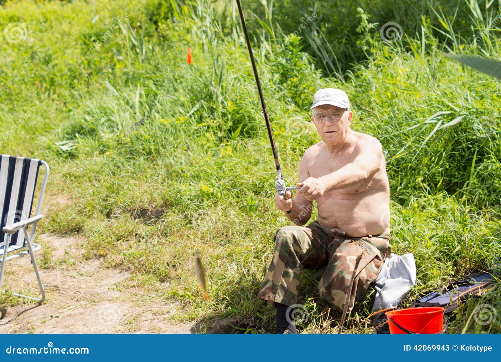 Bejaarde Visser Die in Een Kleine Vis Winden Stock Afbeelding - Image ...