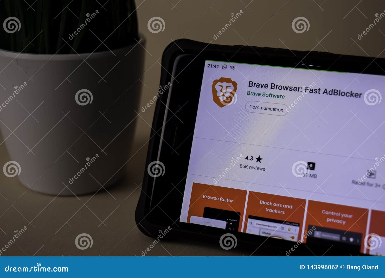Brave Browser: Fast AdBlocker Dev Application on Smartphone Screen ...