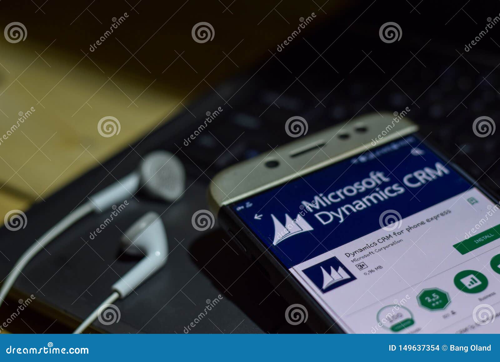 Dynamics CRM for Phone Express Dev Application on Smartphone Screen ...