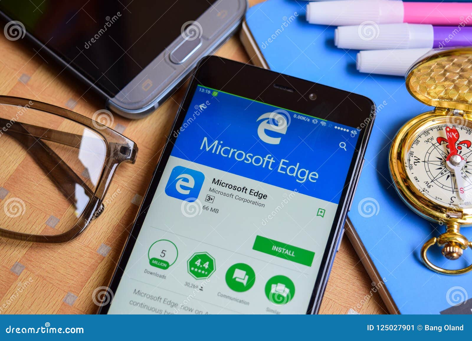 Microsoft Edge Dev Application on Smartphone Screen. Editorial Photo ...