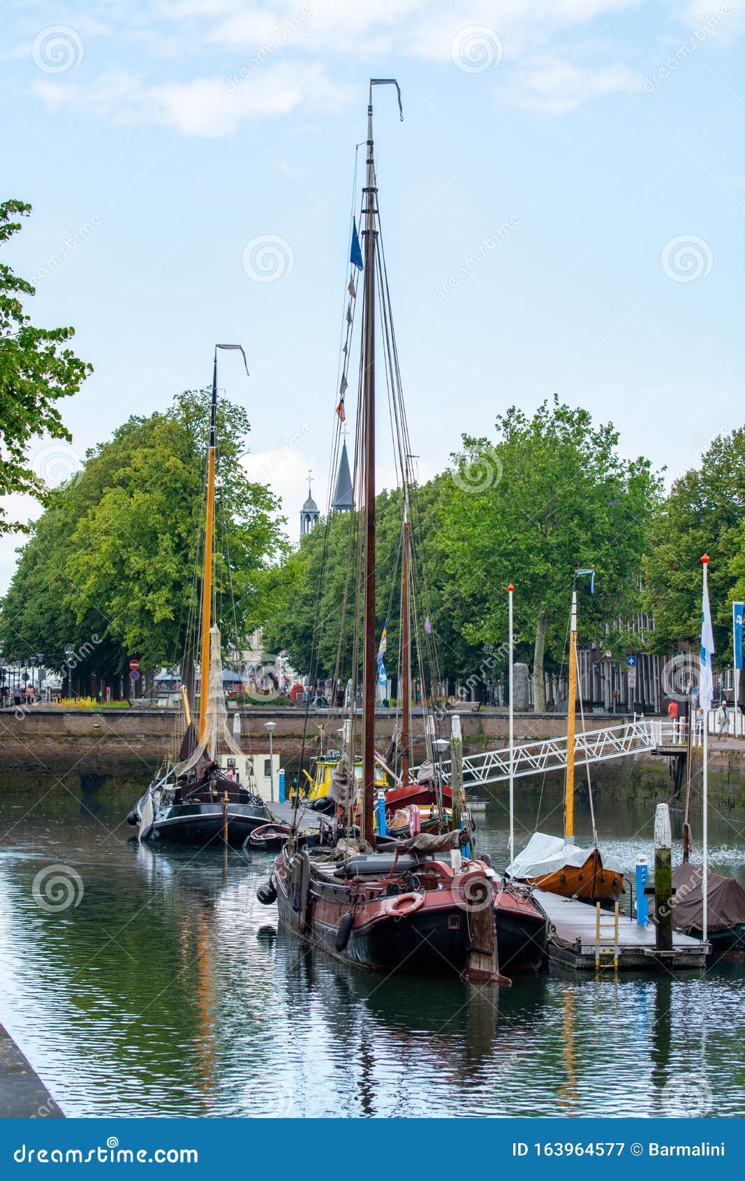 Bekijk De Vissershaven En De Oude Nederlandse Huizen En Toren in ... Bekijk De Vissershaven En De Oude Nederlandse Huizen En Toren in ...