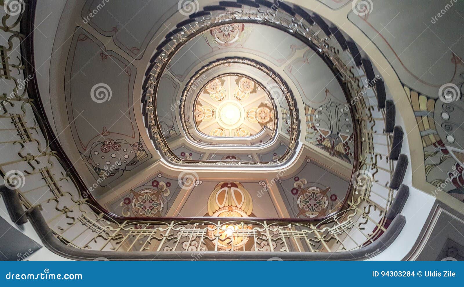 Bekijk Omhoog De Ronde Trap Stock Foto - Image of architecturaal ...