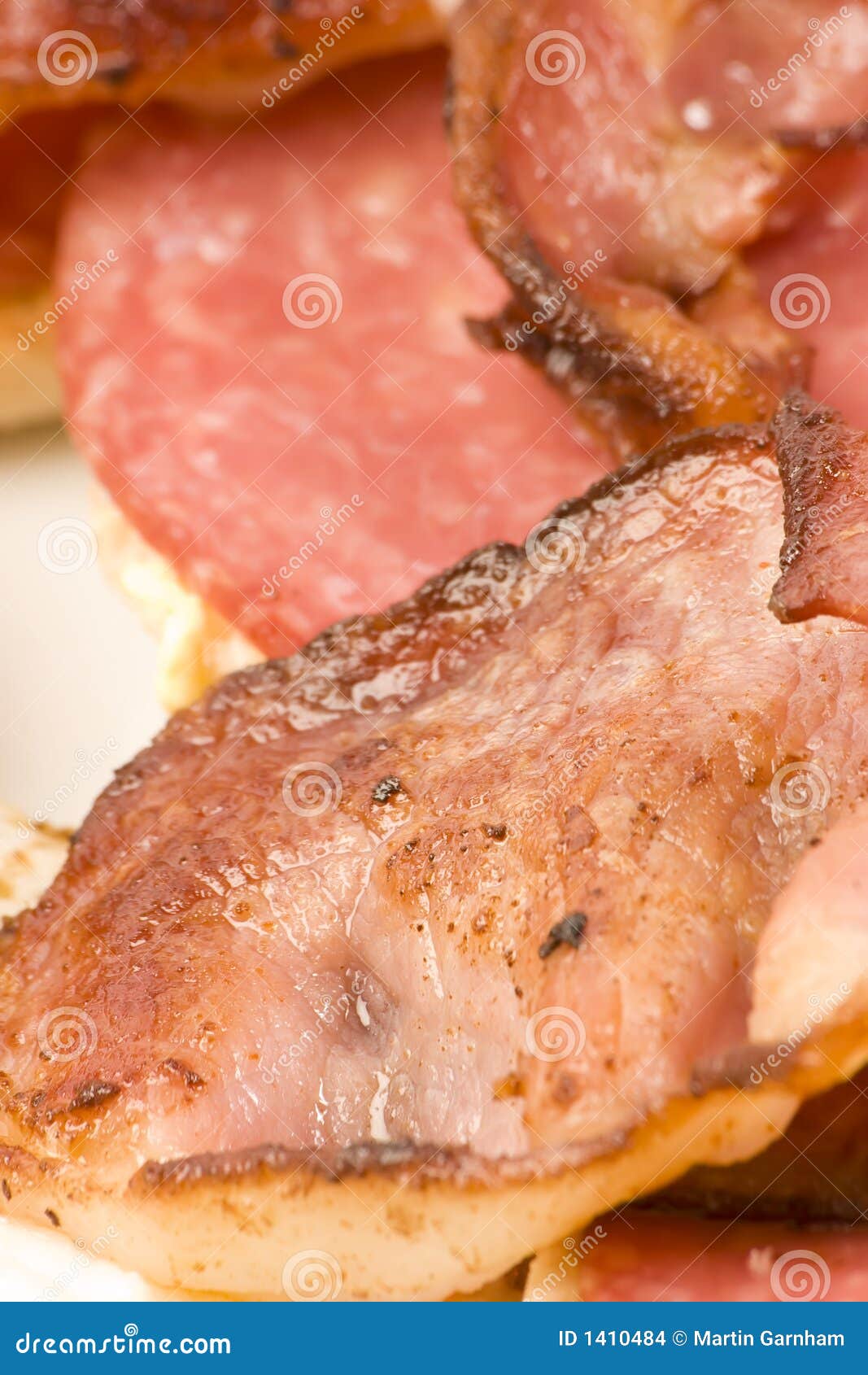 Bekon ugotowany zdjęcie stock. Obraz złożonej z wieprzowina - 1410484
