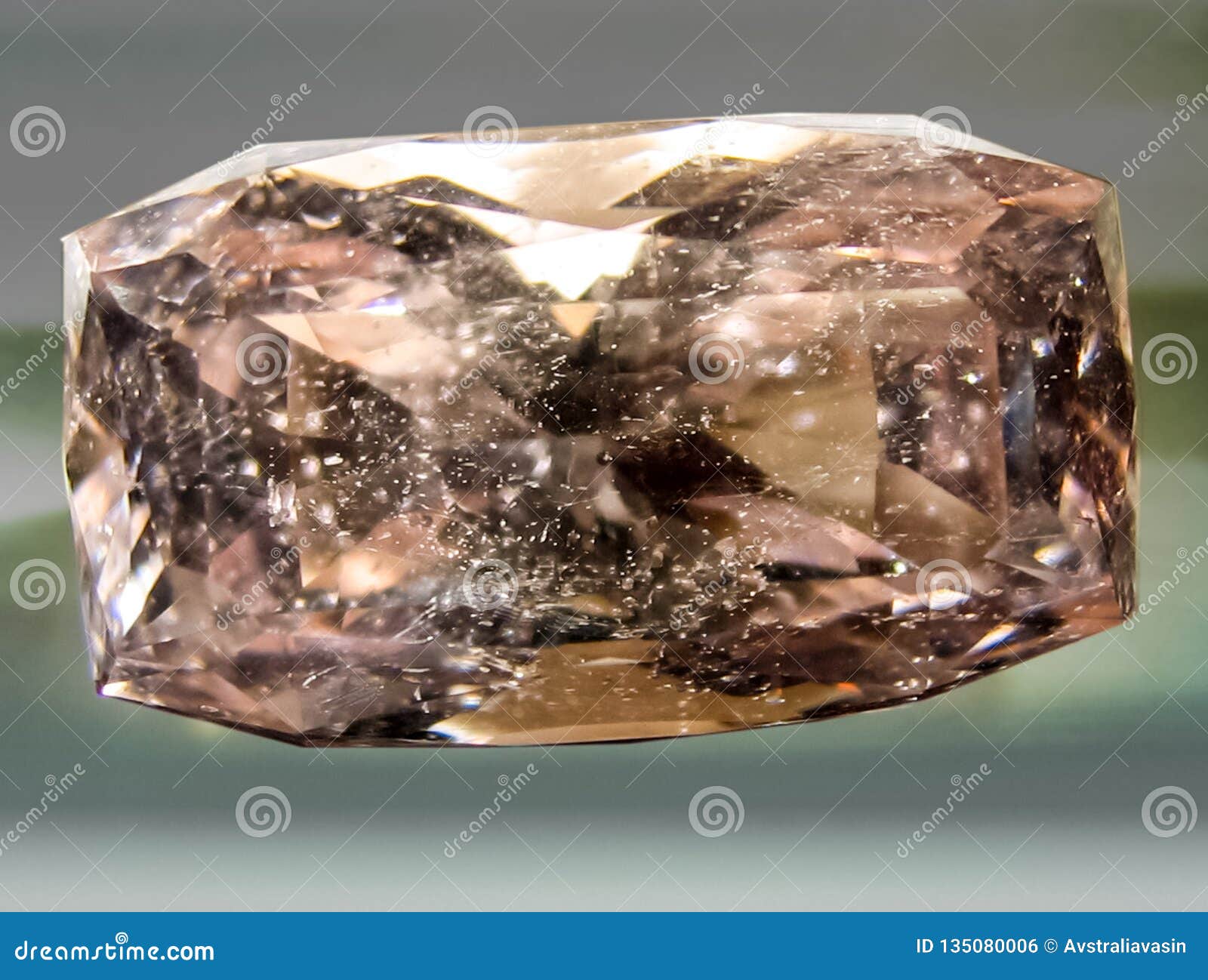 Bekroonde Halfedelstenen Robijnen Stock Foto - Image of drusy, purper ...