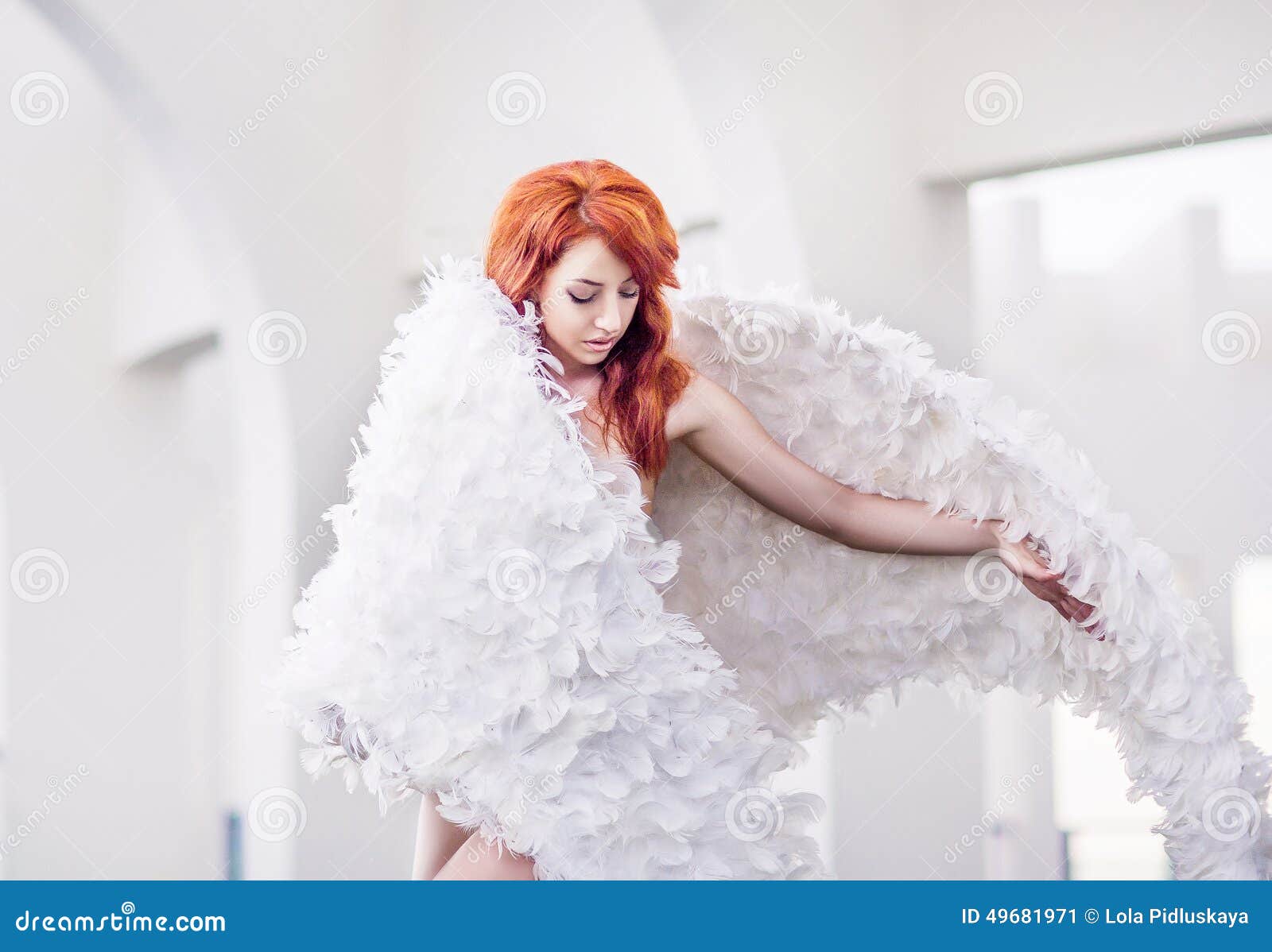 Bel ange roux image stock. Image du verticale, beauté - 49681971