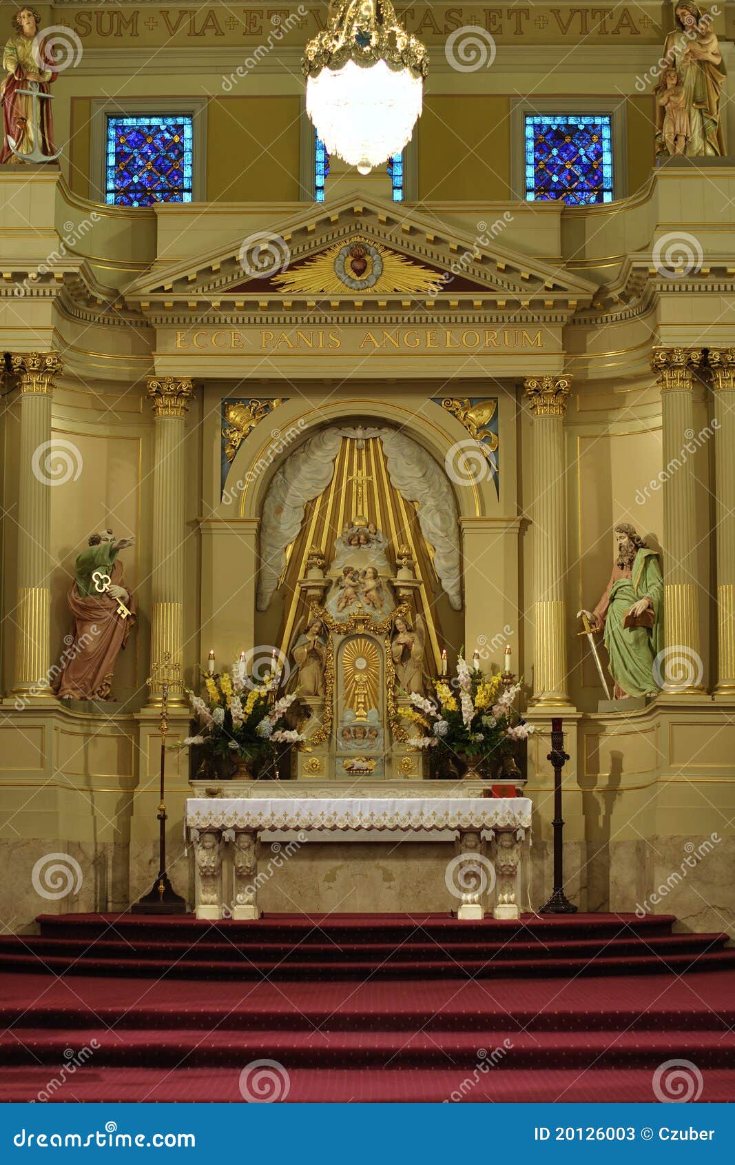 Bel autel catholique image stock. Image du statue, latin - 20126003