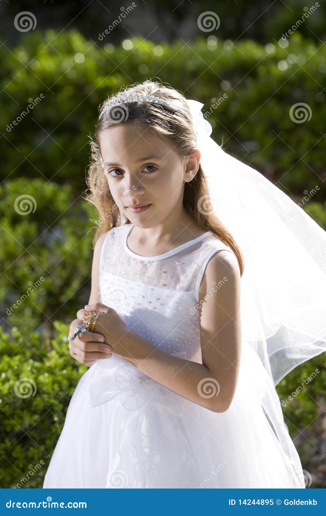 Bel Enfant Dans Le Rosaire Blanc De Fixation De Robe Image Stock