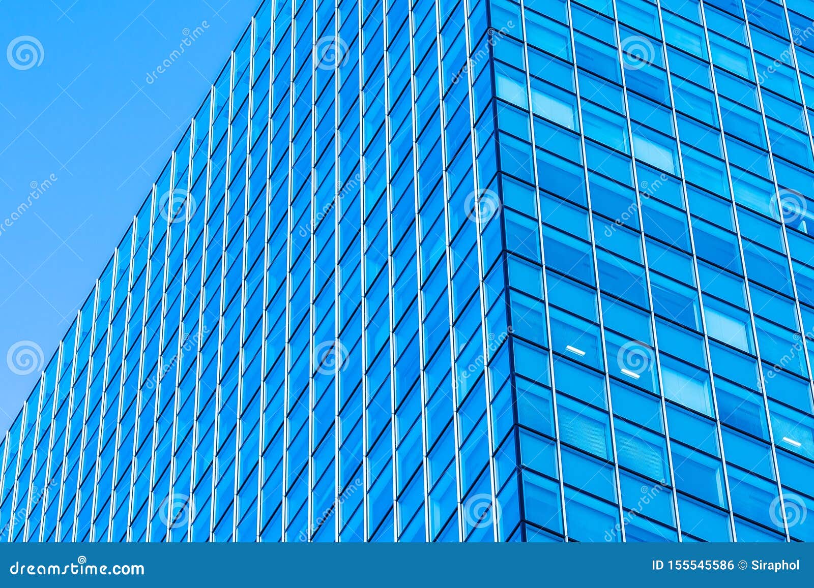 Bel Immeuble D'architecture De Bureau En Forme De Vitres Photo stock ...