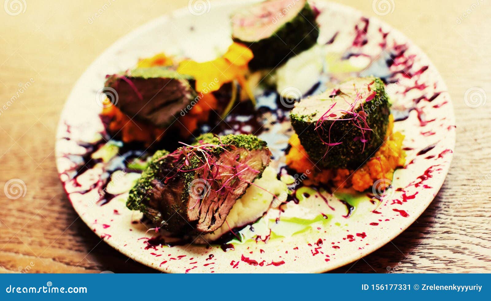 Bela Comida Servida Em Pratos No Restaurante Imagem de Stock - Imagem ...