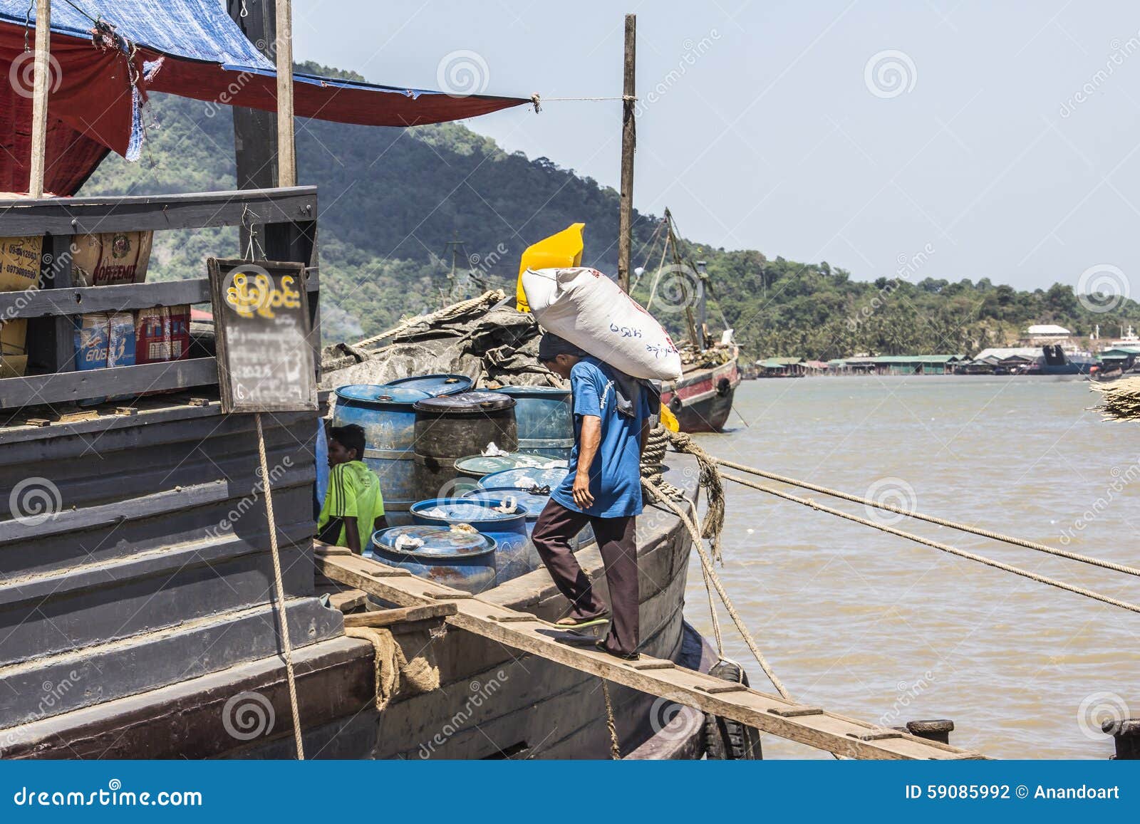 Beladen des Schiffs redaktionelles stockfotografie. Bild von süd - 59085992
