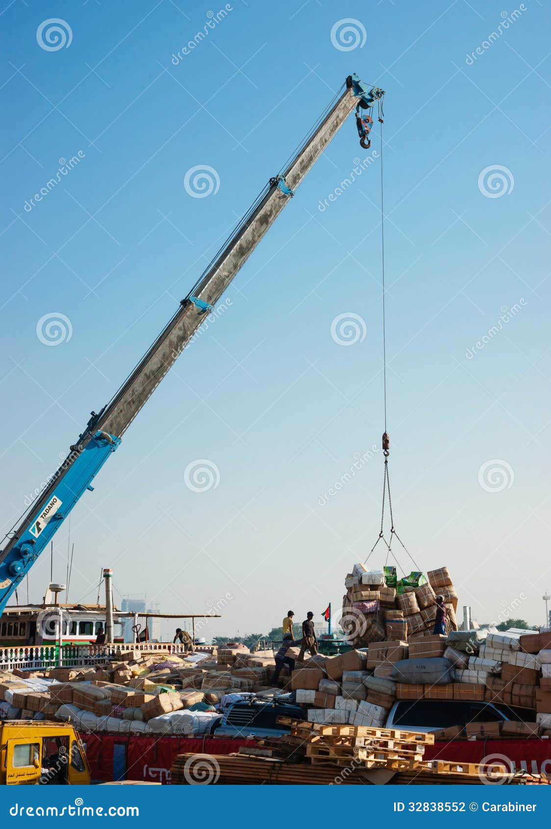 Beladen Eines Schiffs in Port Said, Dubai Redaktionelles ...