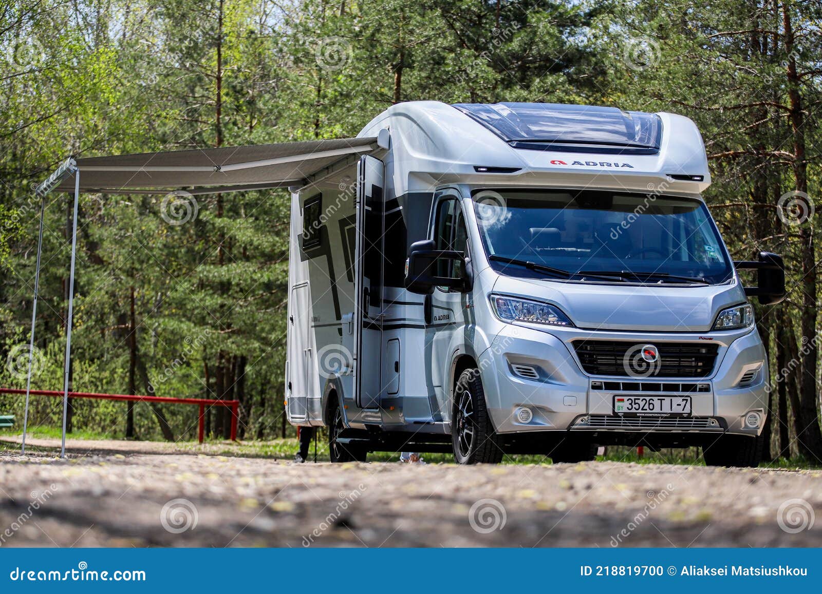 House On The Wheels White Big Rig Semi Truck With Long Cab Transporting ...