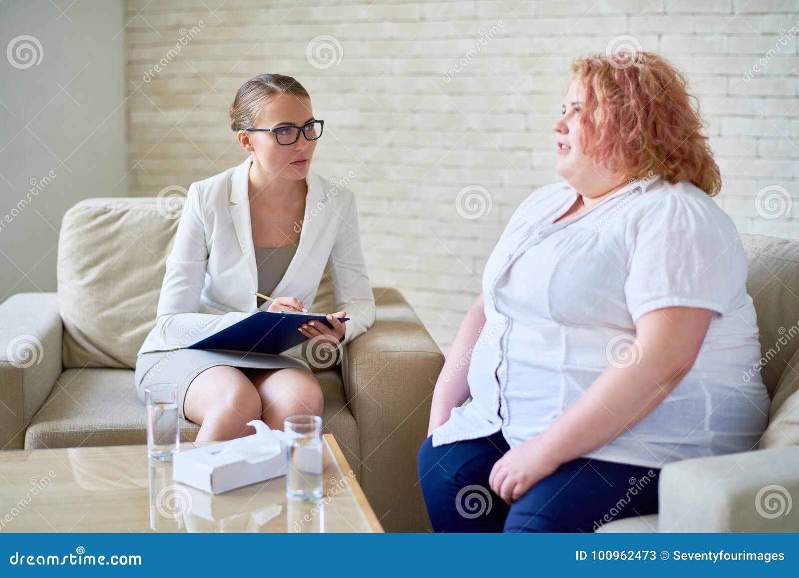 Beleibte Junge Frau, Die Mit Psychiater Spricht Stockbild - Bild von ...