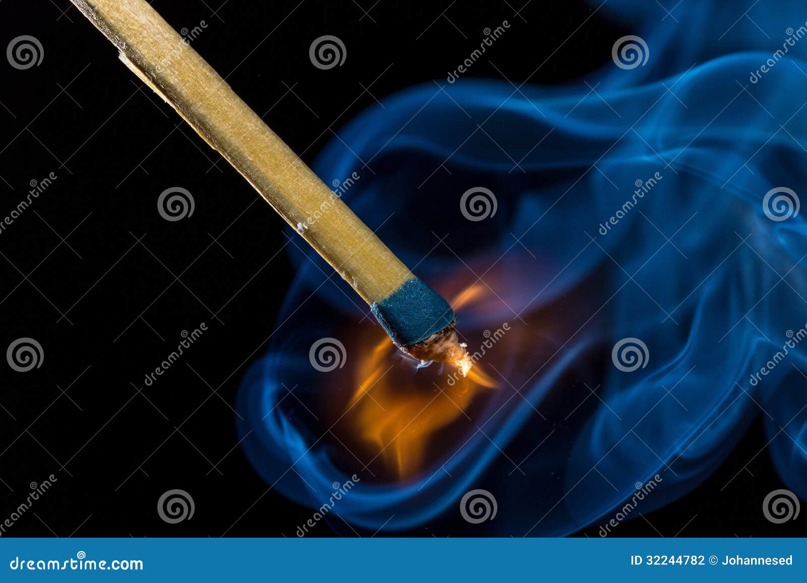 Beleuchten Sie Ein Matach, Rauch Stockfoto - Bild von feuer, entflammen ...