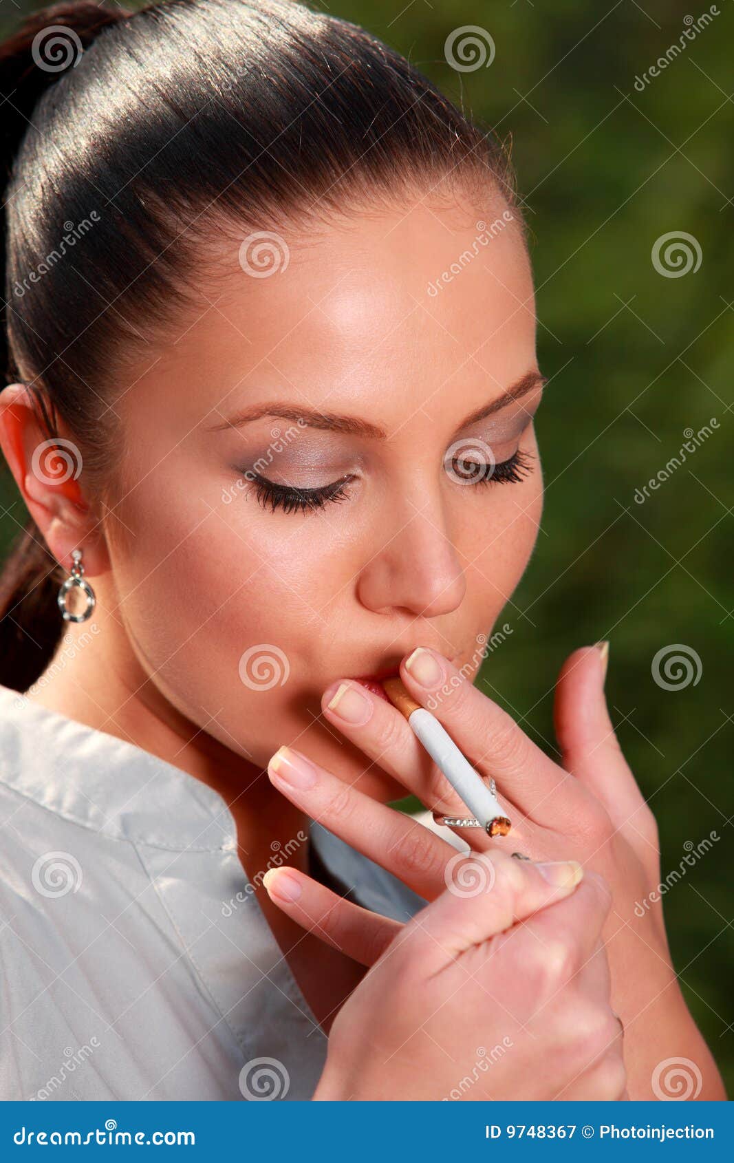 Beleuchten Sie Eine Zigarette Stockbild - Bild von tasche, zigarre: 9748367