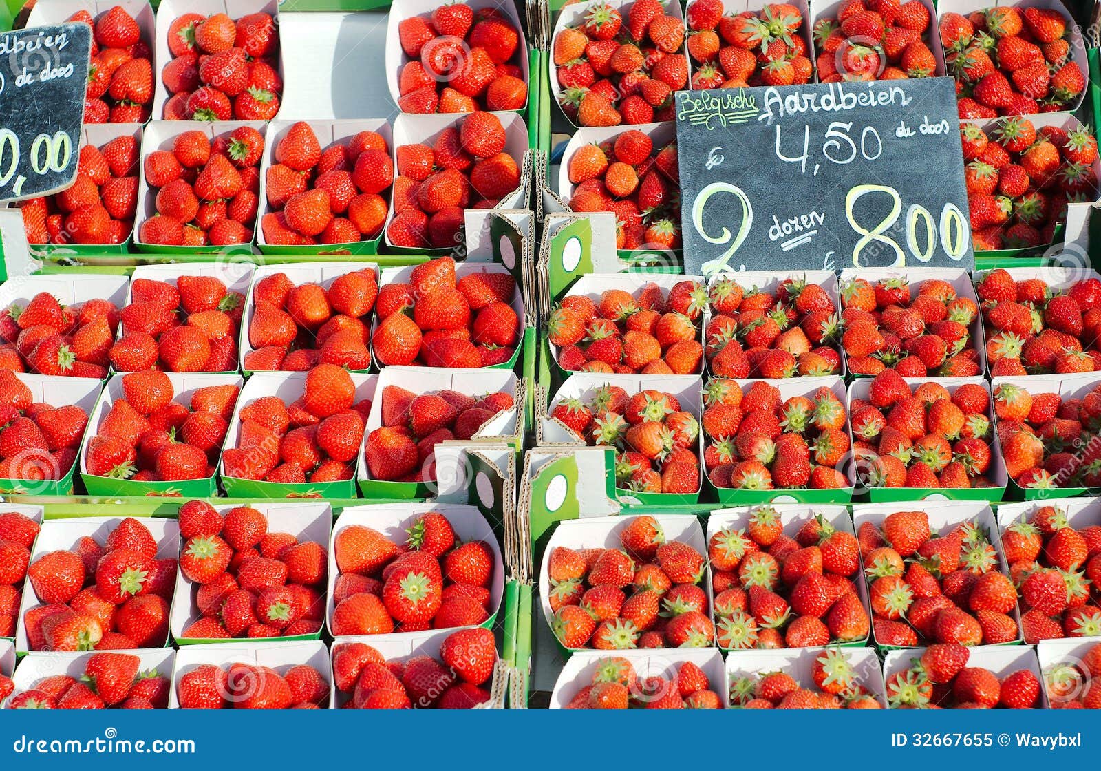 Belgische Aardbeien in Een Markt Stock Afbeelding - Image of rijp ...