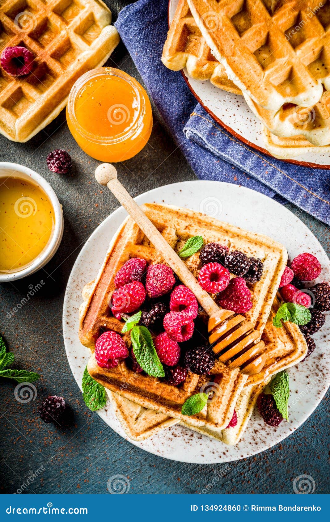 Belgische Waffeln Mit Beeren Und Honig Stockfoto - Bild von himbeere ...
