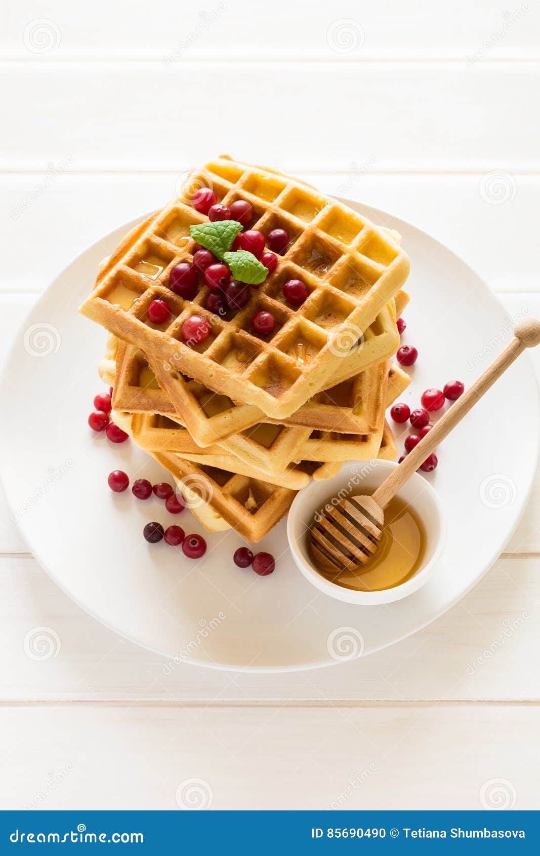Belgische Waffeln Mit Honig Und Moosbeeren Stockfoto - Bild von frech ...