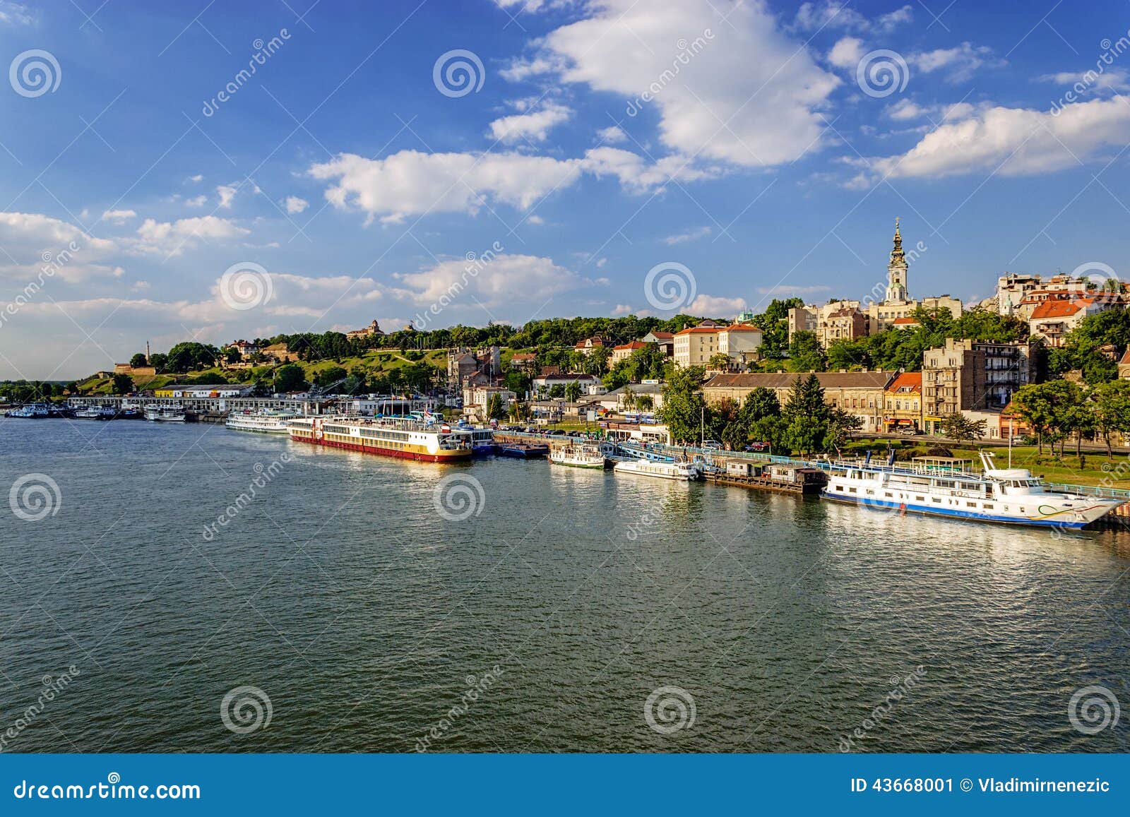 Belgrado van rivier Sava stock afbeelding. Image of hemel - 43668001