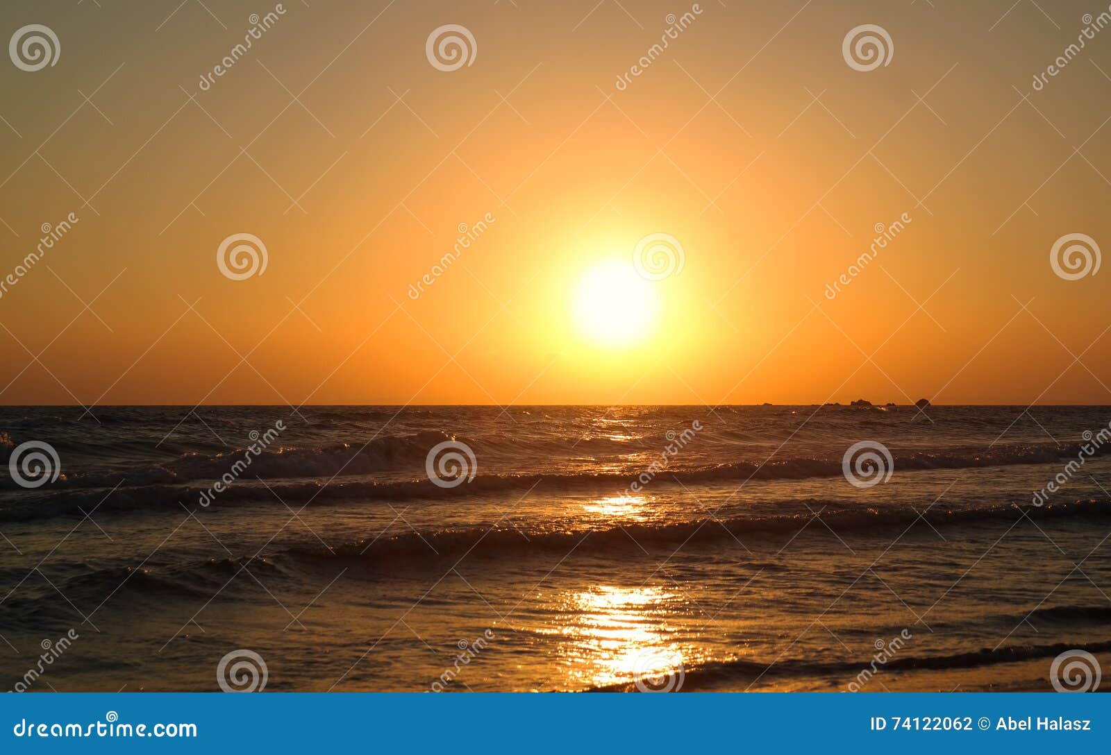 Bella Alba Al Mare Con Il Chiaro Cielo Fotografia Stock - Immagine di ...
