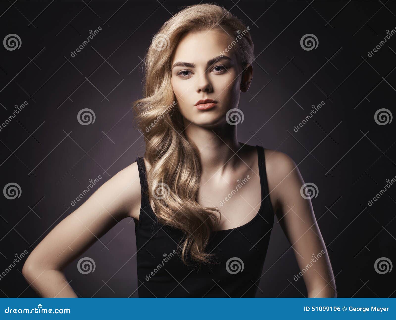 Bella bionda fotografia stock. Immagine di femmina, estensione - 51099196