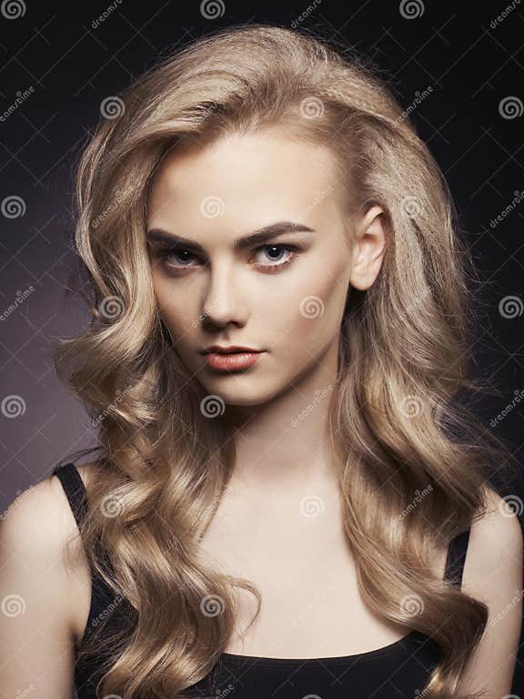 Bella bionda immagine stock. Immagine di ragazza, fascino - 51099209