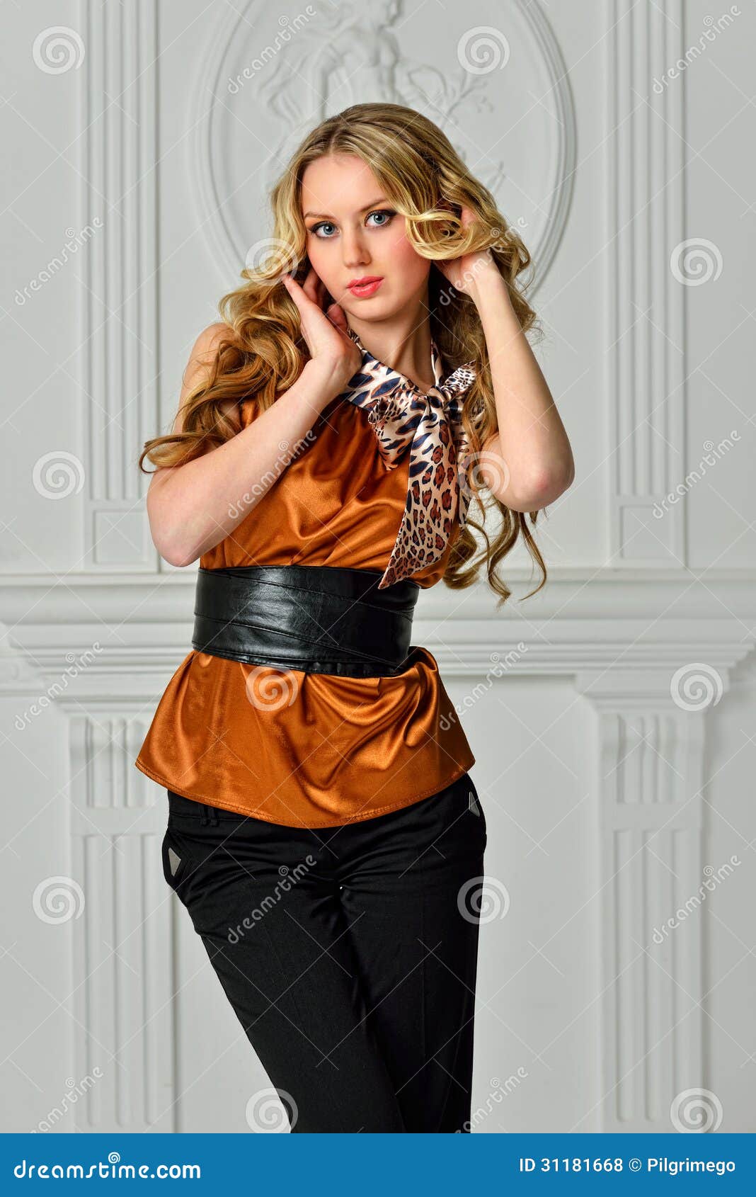 Bella Bionda in Blusa Di Colore Della Senape. Fotografia Stock ...