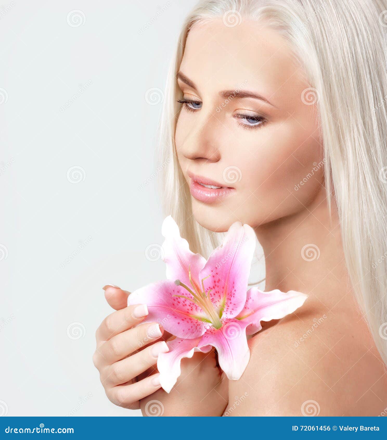 Bella Bionda Con Il Giglio Rosa Fotografia Stock - Immagine di grigio ...